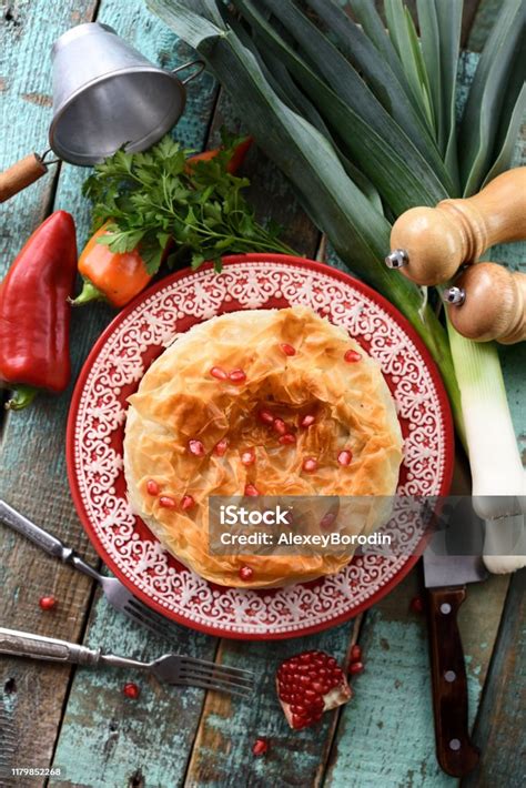 나무 배경에 야채와 석류 씨앗을 곁들인 짭짤한 필로 페이스트리 파이 0명에 대한 스톡 사진 및 기타 이미지 0명 갈색 고기 Istock