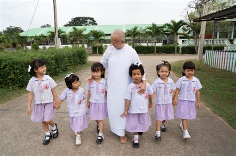 โรงเรียนธรรมจารินีวิทยา