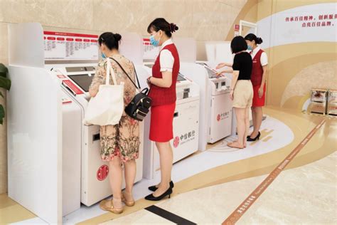 战高温 中信银行重庆分行开展多形式金融服务为民“送清凉”界面新闻
