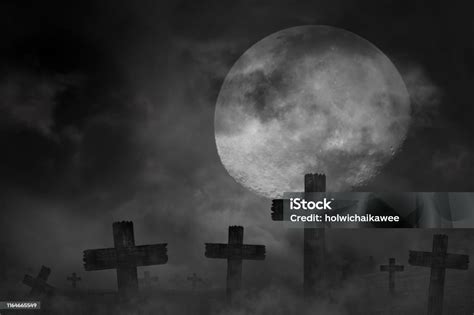 큰 달에 어두운 실루엣과 무서운 배경 묘지 십자가 공포의 개념 0명에 대한 스톡 사진 및 기타 이미지 0명 검은색 공포 무서움 Istock