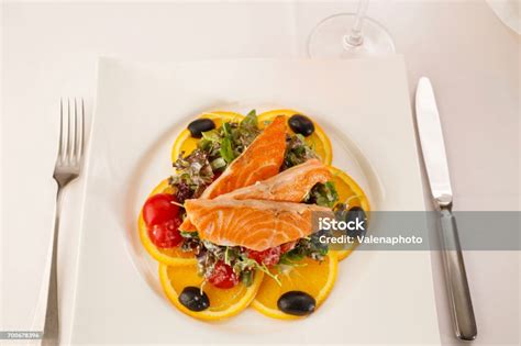 접시 전통에 배열 하는 야채와 연어 요리 우아한 부드러운 빛으로 선택적 포커스 설정에 0명에 대한 스톡 사진 및 기타 이미지 0명 개체 그룹 건강한 식생활 Istock