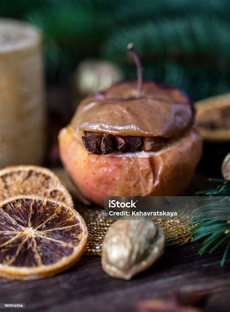 소박한 배경에 계 피와 구운된 사과입니다 가 또는 겨울 디저트 크리스마스 장식으로 맛 있는 구운된 사과의 근접 촬영 사진 12월에 대한 스톡 사진 및 기타 이미지 Istock