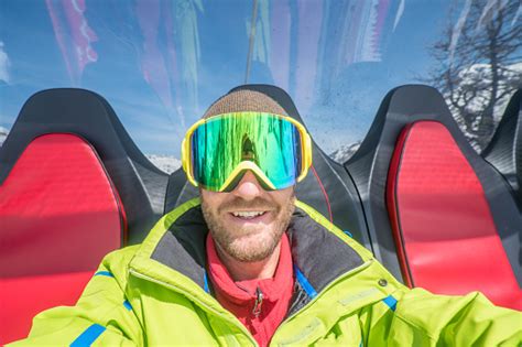 젊은이 스위스에서 스키 리프트에서 복용 Selfie 스키 휴가 즐기는 스위스 알프스와 휴가 개념 겨울에 대한 스톡 사진 및 기타