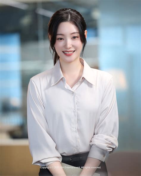 Cùng Jung Chae Yeon Phối đồ Trong Beyond The Bar Elle