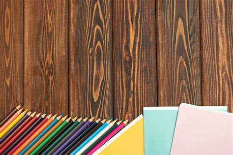 어두운 나무 배경에 학교 노트북 다채로운 연필과 다양한 문구 개념다시 학교에 플랫 레이 맨 위 보기 0명에 대한 스톡 사진 및 기타 이미지 Istock