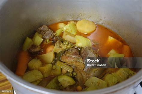 다양한 야채와 양고기 고기로 조리 된 매운 국물은 쿠스쿠스 중동 요리를 제공합니다 0명에 대한 스톡 사진 및 기타 이미지 0명 건강한 식생활 고기 Istock