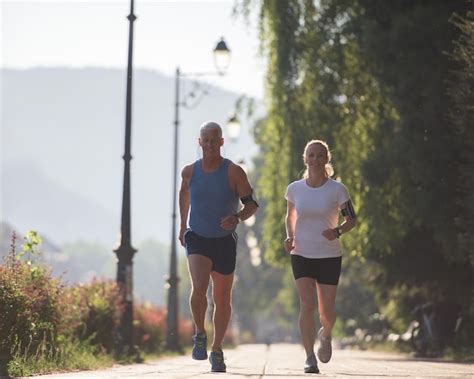 Premium Photo Healthy Mature Couple Jogging In The City At Early