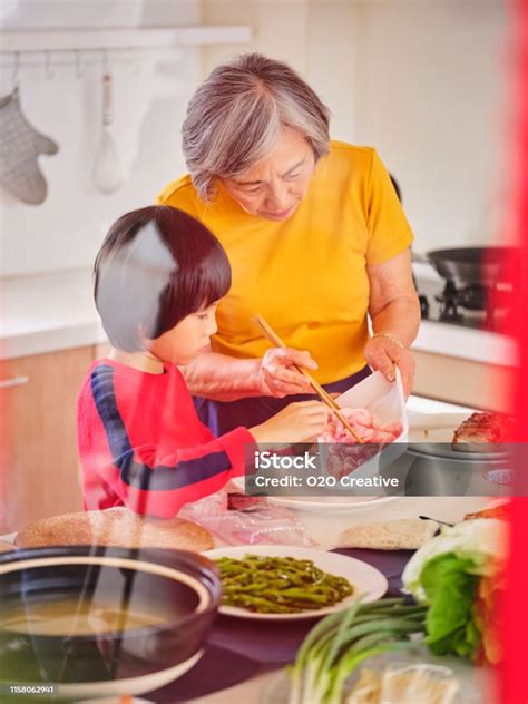 부엌에서 새해 음식을 준비하는 중국 다세대 가족 70 79세에 대한 스톡 사진 및 기타 이미지 70 79세 노인 행복 Istock