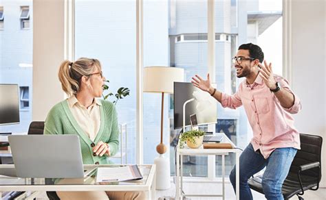 비명을 지르고 성취하고 팀이 스타트업에서 좋은 소식을 들은 후 성공 또는 사업 목표를 축하합니다 남자와 여자 흥분하고 사무실에서 승리 직원에 대한 스톡 사진 및 기타 이미지