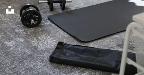 덤벨 한 쌍과 바닥에 있는 검은색 매트 사진 Unsplash의 무료 운동 이미지