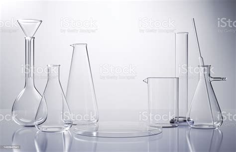 의료 과학 실험실 배경에 유리 플라스크와 실린더 장비가 있는 화장품 연단 디스플레이 3d 렌더링 비커에 대한 스톡 사진 및 기타 이미지 Istock