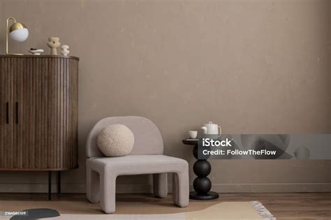 모형 포스터 프레임 복사 공간 회색 안락 의자 말린 꽃병 둥근 베개 및 개인 액세서리가있는 미적 거실 인테리어의 미니멀리스트