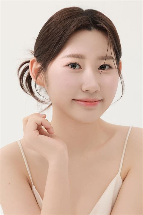 어떤 느낌의 프로필이 제일 매력있어 배우프로필은 됐고이건 사실상 예쁜 게 중요한 게 아니어서 다이어트 하고 컴카드 같은 느낌으로 만들고 싶다 ㅋㅋㅋ ㅠㅠ 배우