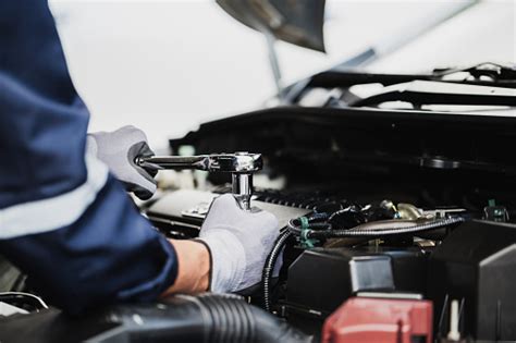 차고에서 자동차의 엔진에 작업 전문 정비사 자동차 수리 서비스 Diy에 대한 스톡 사진 및 기타 이미지 Diy 개념 건강 진단 Istock