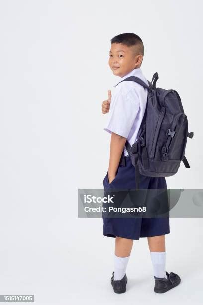 태국 교복을 입고 배낭 가방을 들고 흰색 배경 배너에 책을 들고 서 있는 어린 아시아의 귀여운 소년 학교로 돌아가기 14 15 살에 대한 스톡 사진 및 기타 이미지 Istock