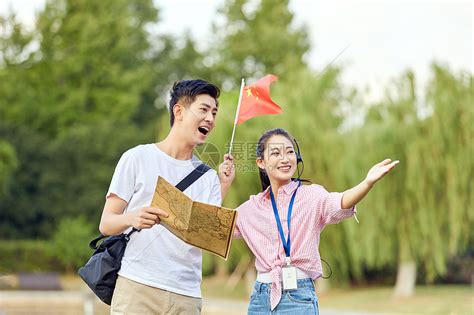 女导游向游客介绍景点高清图片下载 正版图片501414294 摄图网