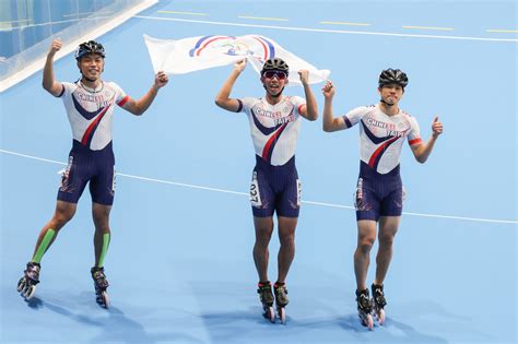 杭州亞運滑輪溜冰項目競速溜冰3000公尺接力賽2日登場，男子組決賽由趙祖政（左）、黃玉霖（中）、陳彥成（右）上場，以4分05秒692成績拿下