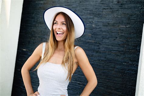 모자에 아름 다운 여자의 초상화입니다 웃는 소녀 여름시간 갈색 머리에 대한 스톡 사진 및 기타 이미지 갈색 머리 관능 나이 Istock