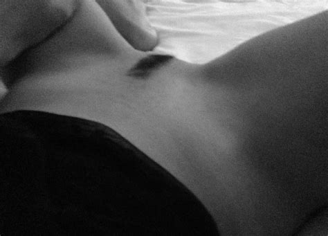 Exibindo Sua Buceta E Se Masturbando Porno Carioca