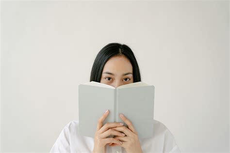 Copy Space 갈색 머리 검은 머리 고요한 공부 동기 공부하다 교과서 교육 긴 머리 독서 습관 독서하는 똑똑한 문학 문호 미니멀리스트