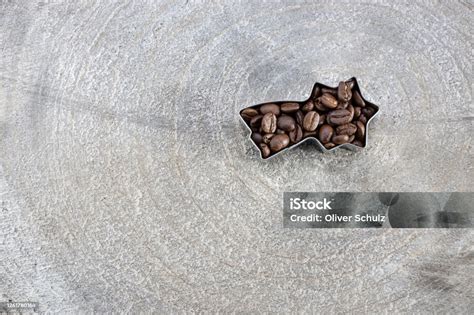 회색 나무 조각에 쿠키 커터로 채워진 커피 콩크리스마스엽서 템플릿 별 모양 촬영 및 복사 텍스트 공간 0명에 대한 스톡 사진 및 기타 이미지 Istock