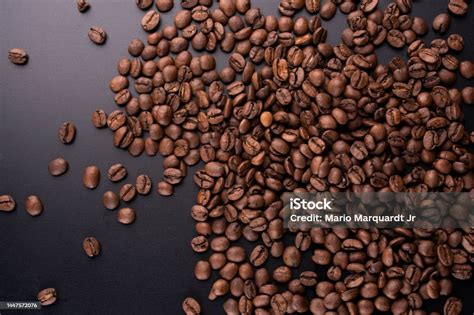 브라질 생산자에서 직접 볶은 아라비카 유형의 유기농 커피 원두의 일부 배경이 검은 배경에 쏟아지고 흩어져 회색 그라데이션 세로 질감 0명에 대한 스톡 사진 및 기타 이미지