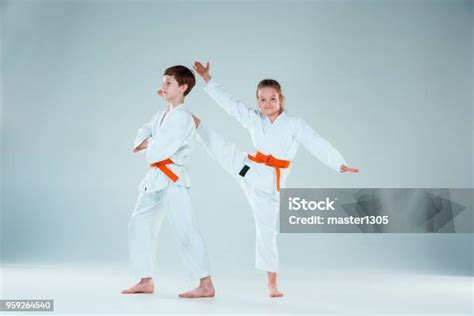 소년과 무술 학교에 합기도 교육에서 여자의 그룹 건강 한 라이프 스타일과 스포츠 개념 강사에 대한 스톡 사진 및 기타 이미지 강사 건강관리와 의술 건강한 생활방식