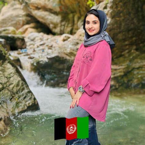 صدف غزل با تو بودن، یعنی در کنار دریا قدم زدن که همه جا Facebook