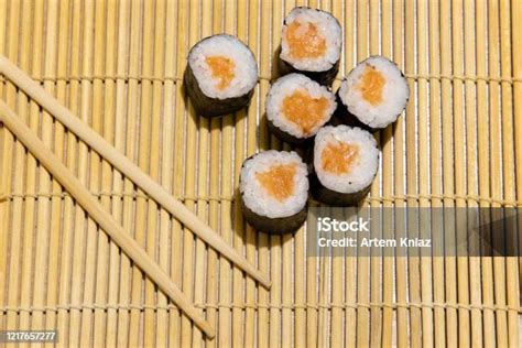 마키 롤 스시 아시아 요리 맛있는 메인 스트림 음식 사진 배경 나무 카펫 장식 전통 요소 0명에 대한 스톡 사진 및 기타 이미지 0명 건강한 생활방식 고급 요리