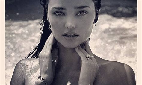 De Topless Miranda Kerr Posa Para Campanha De Sua Linha De Cosméticos