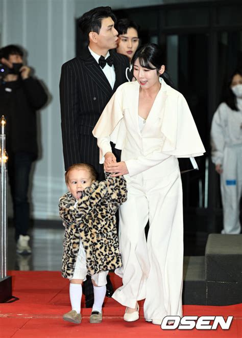 [사진]사유리 훌쩍 큰 아들 젠과 함께 네이트 연예