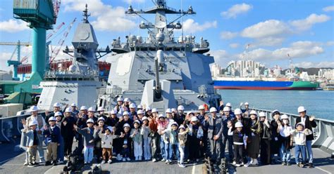 이지스함 직접 보니 뭉클…hd현대重 직원·해군 가족 초청 행사