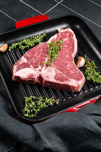 생 티본 또는 포터하우스 쇠고기 고기 요리 준비가 된 그릴 프라이팬에 백리향을 곁들인 스테이크 검은 배경입니다 상위 뷰 0명에 대한 스톡 사진 및 기타 이미지 Istock