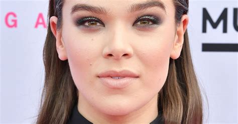 Billboard Music Awards 2017 Hailee Steinfeld Wears Silver Smoky Eye