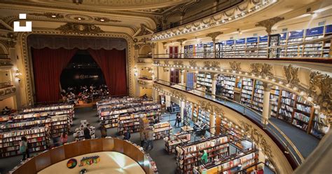 방 구석에 미니 무대가 있는 도서관 안에 있는 사람들의 높은 각도 사진 사진 Unsplash의 무료 부에노스아이레스 이미지