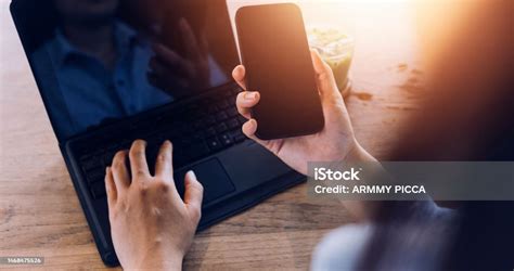 비용 및 계산기 및 태블릿이있는 노트북 아침 조명으로 사무실에서 스마트 폰에 대한 재정을 다루는 사업가 손 가격에 대한 스톡 사진 및 기타 이미지 Istock