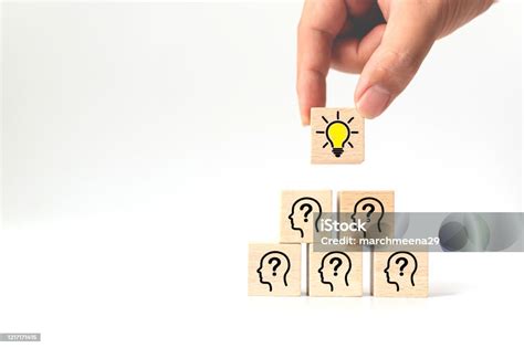 컨셉 창조적 인 아이디어와 혁신 상단 피라미드와 머리 인간의 기호에 전구 아이콘 손으로 나무 큐브 블록을 고른 교육 강좌에 대한 스톡 사진 및 기타 이미지 Istock