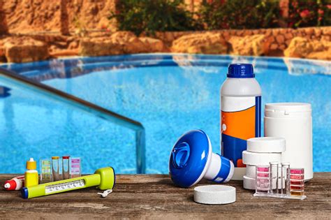 수영장의 유지 보수를위한 화학 청소 제품 및 도구가있는 장비 개념에 대한 스톡 사진 및 기타 이미지 개념 건강관리와 의술 고여 있는 물 Istock