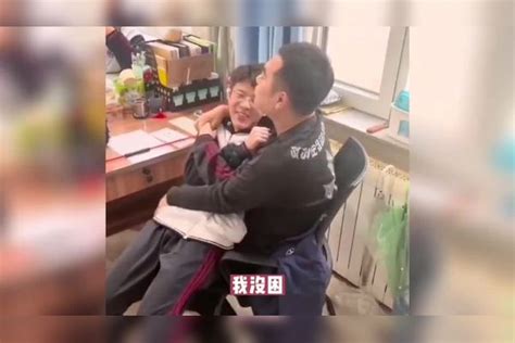 男生上课睡觉被老师发现，老师将其抱在怀里哄睡，一招制敌