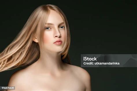 아름 다운 여자 금발 빨간 입술 건강 한 아름다움 피부 미소 스파 아름 다운 모델 여자 귀여운 얼굴 검은 배경 위에 건강관리와 의술에 대한 스톡 사진 및 기타 이미지