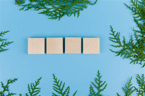 네 개의 나무 블록은 파란색 배경에 사이프러스 가지를 휘파람 새해 크리스마스의 개념 0명에 대한 스톡 사진 및 기타 이미지