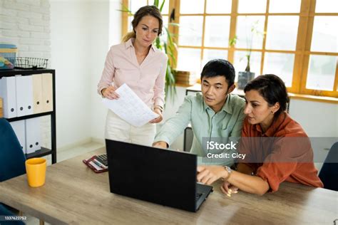 현대 직장에서 새로운 프로젝트에 대해 이야기하는 3 명의 다문화 동료 가리키기에 대한 스톡 사진 및 기타 이미지 가리키기 노트북 사용하기 25 29세 Istock