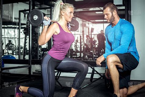 与私人教练一起做弓步运动