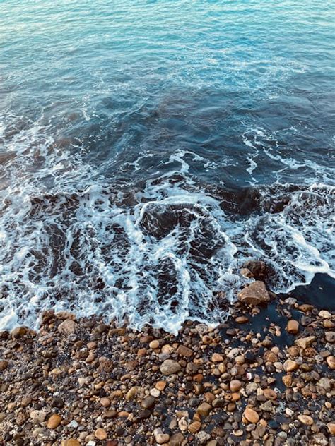 돌 모래 모바일 바탕화면 바다 손을 흔들다 수직 쐈어 자갈 자연미 해변 확대에 관한 무료 스톡 사진