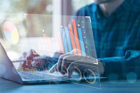 Kpi 차트 및 메트릭이 포함된 비즈니스 분석 대시보드에서 작업하여 데이터를 분석하고 통찰력 보고서 및 전략적 의사 결정 운영 및 성과 관리를 생성하는 분석가 45 49세에