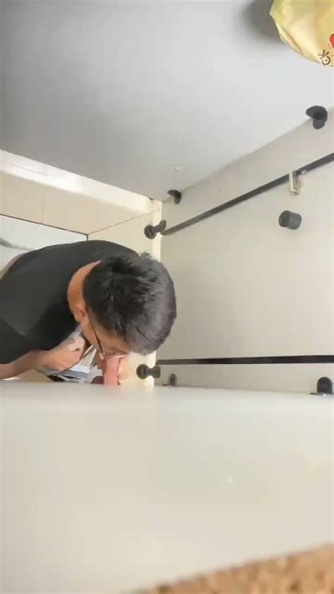 S温伯贤master On Twitter 大叔厕所吃的尽兴 逼抹好油 将鸟洞的大鸡吧送进了湿滑的穴里 感受鸡巴冲撞自己的下水