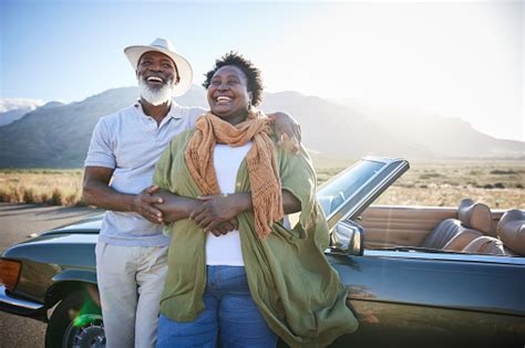 성숙한 부부는 아름다운 도로 여행에서 휴식 하는 동안 그들의 차에 의해 웃음 생활 방식에 대한 스톡 사진 및 기타 이미지 생활 방식 커플 휴가 Istock