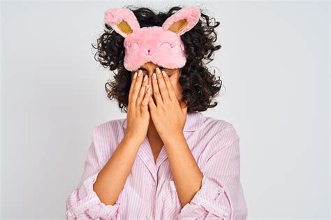 우는 동안 손으로 얼굴을 덮고 슬픈 표정으로 고립 된 흰색 배경 위에 잠옷과 수면 마스크를 입고 곱슬 머리를 가진 아랍 여성 우울증 개념 가리기에 대한 스톡 사진 및 기타