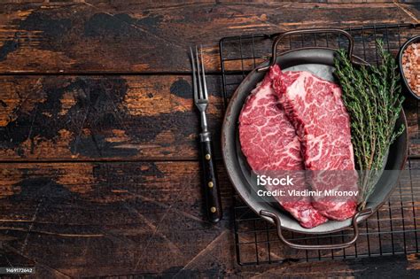 신선한 생 덴버 스테이크 바다 소금을 곁들인 쇠고기 고기 조미료 및 향신료 그릴 준비 나무 배경입니다 평면도 복사 공간 0명에 대한 스톡 사진 및 기타 이미지 Istock