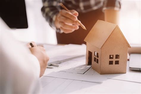 새 아파트의 청사진 프로젝트를 진행하는 팀 건축가 및 디자이너로 일하고 있습니다 사무실에서 기술 도면에 대한 작업의 사진 개념 2명에 대한 스톡 사진 및 기타 이미지